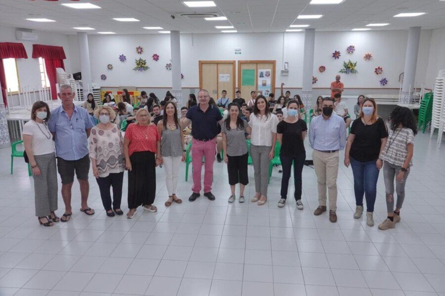 Las ganadoras del concurso de fotografía del IES Santa Lucía reciben ...